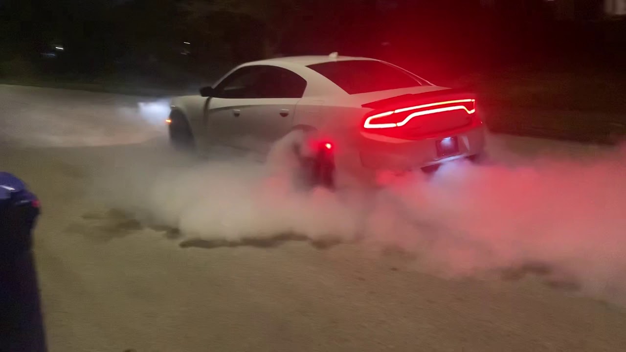 Burnout in a 2020 Dodge Charger R/T 💨💨💨 - YouTube