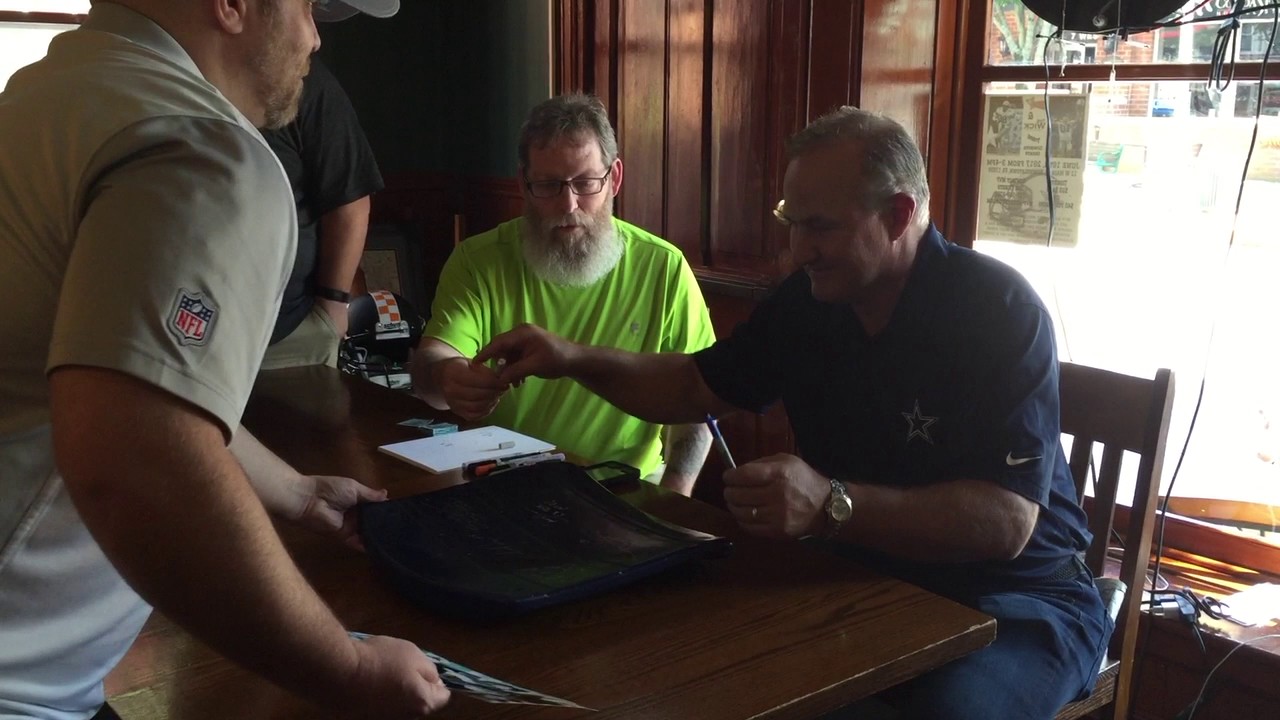 Former Dallas Cowboys safety Bill Bates signs autographs - YouTube