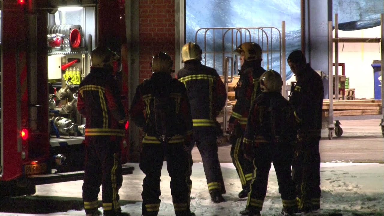 Scheemda - Dak van bedrijfspand Hoza deels ingestort - YouTube