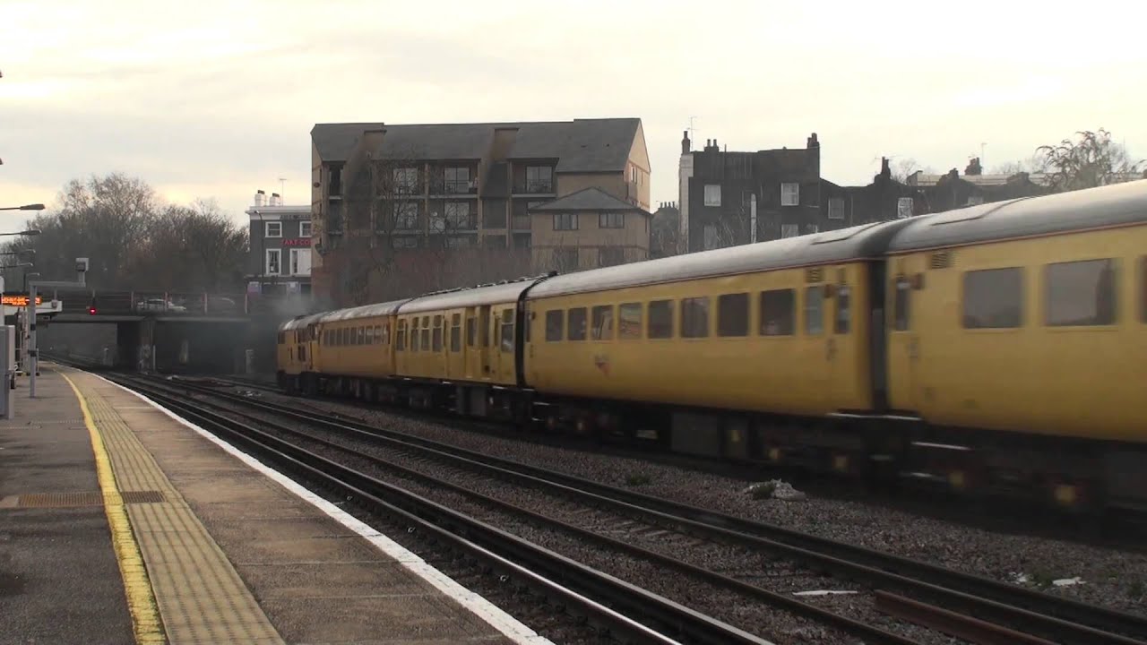 Network Rail 31465 & 31602 storm past New Cross - 1Q25 - YouTube