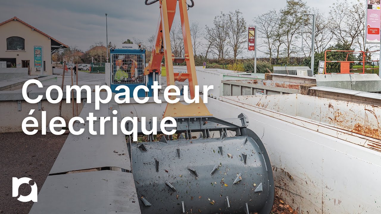 Nouveau compacteur électrique à la déchetterie de la Pacaudière - YouTube