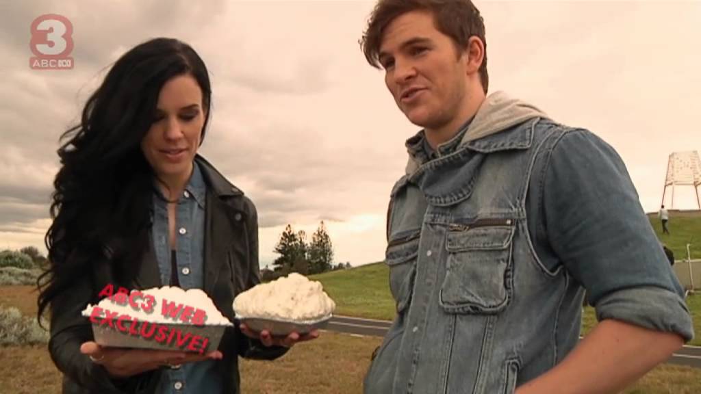ABC3 | Studio 3: James and Hex "Real Pie, Fake Pie" - YouTube