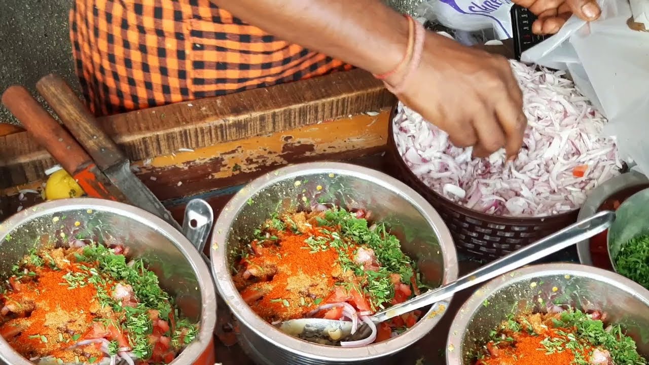 Amazing Delhi Style Chole Kulche in Mumbai Street | Famous Balaji Chole ...