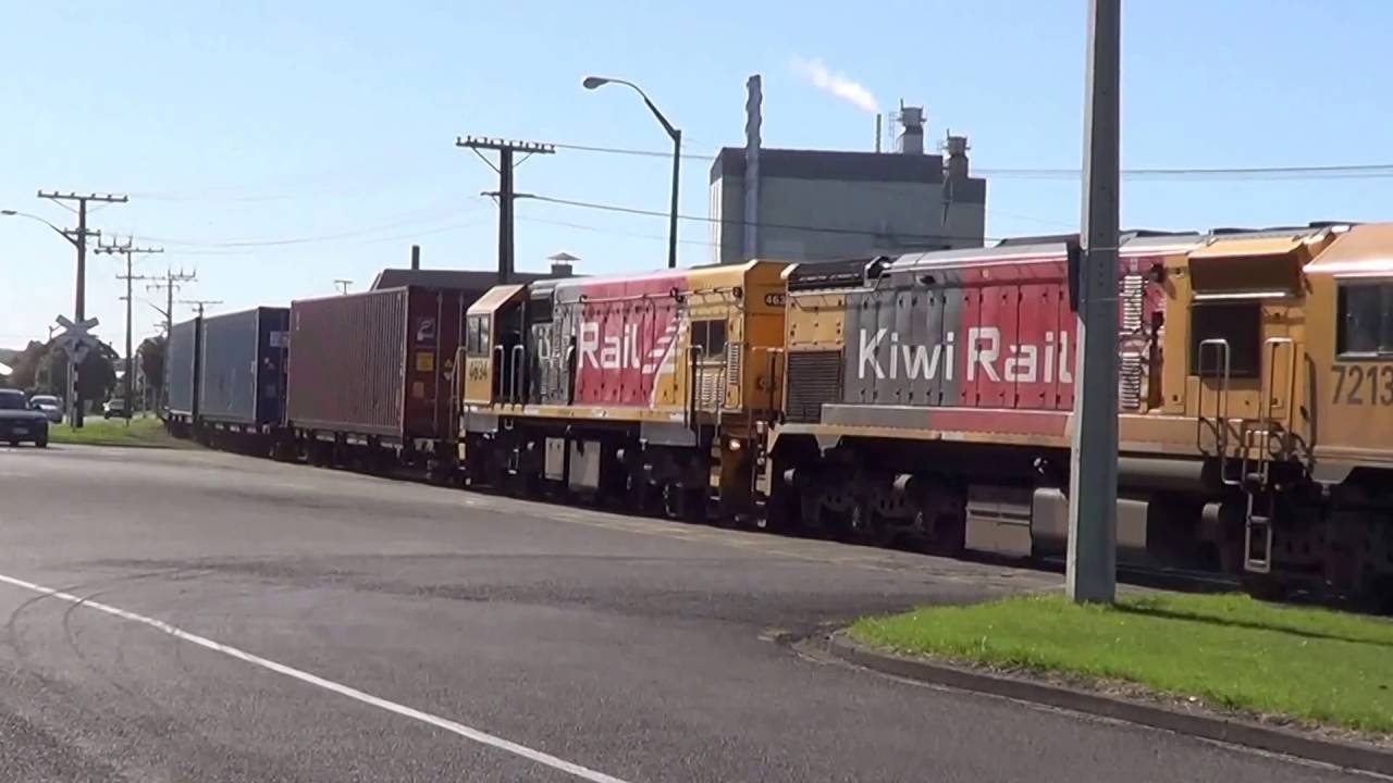 express trains 566/565 at wanganui ,new zealand 10,10,16 - YouTube