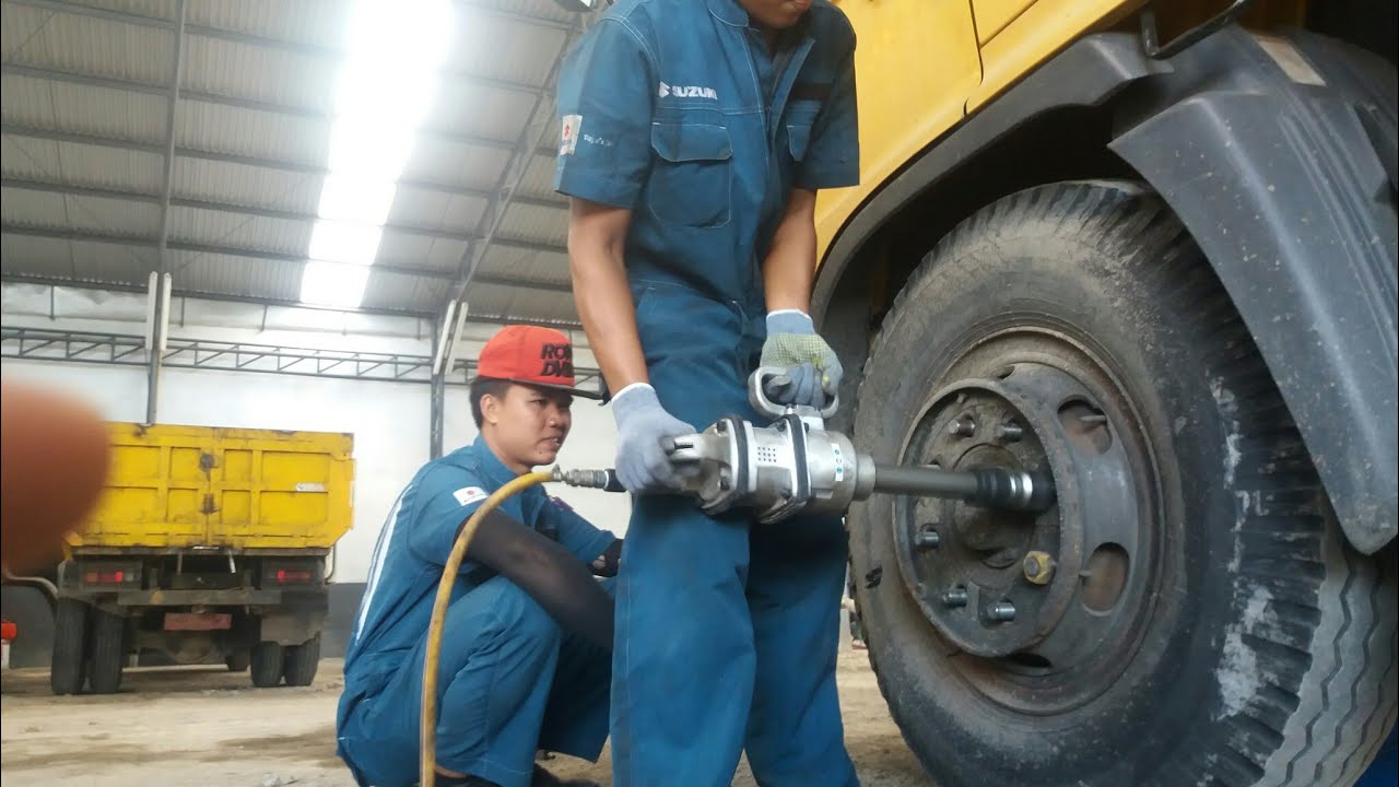 Begini cara melepas baut roda truk besar - YouTube