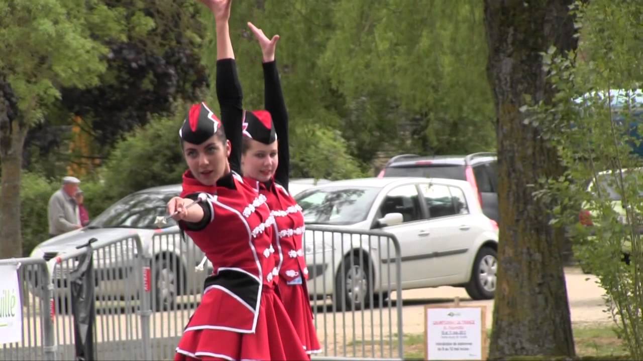 VIDEO. L'élite des majorettes à Vouillé (86) - YouTube