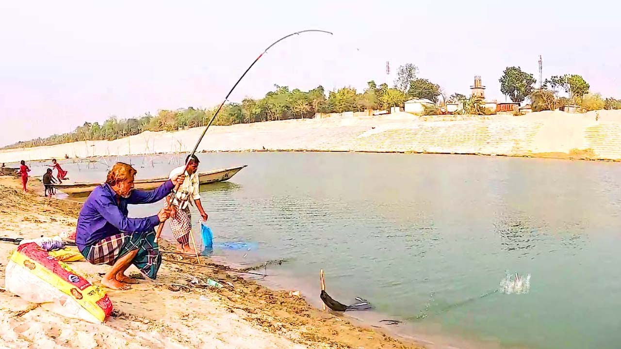 Hook Fishing 🎣 See How Two People Are Fishing Together With The Help Of ...