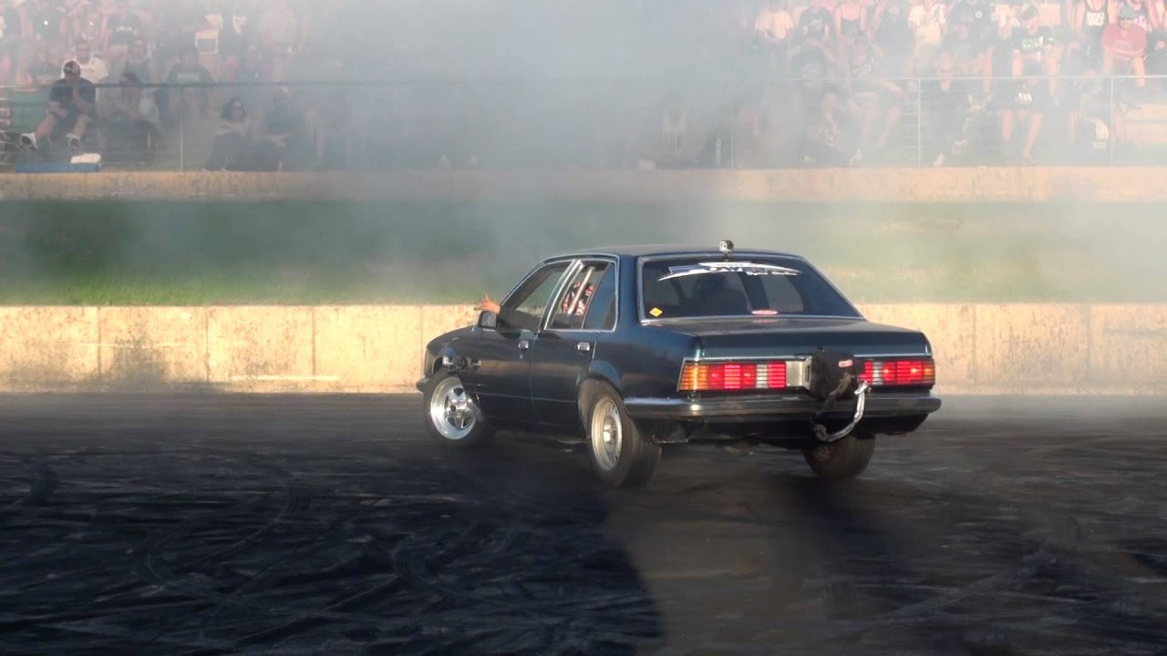 Badass Burnouts 2014 - VH Commodore - YouTube