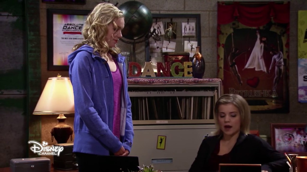 The Next Step | La evaluación de Cassie (4×12) Español - YouTube