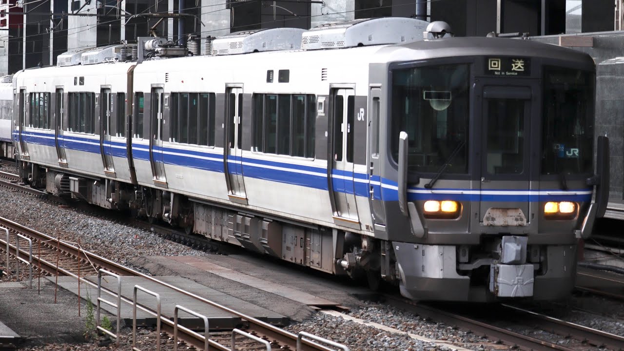 【入線時にMH +汽笛あり】521系0番台E02編成 敦賀回送 京都到着 - YouTube