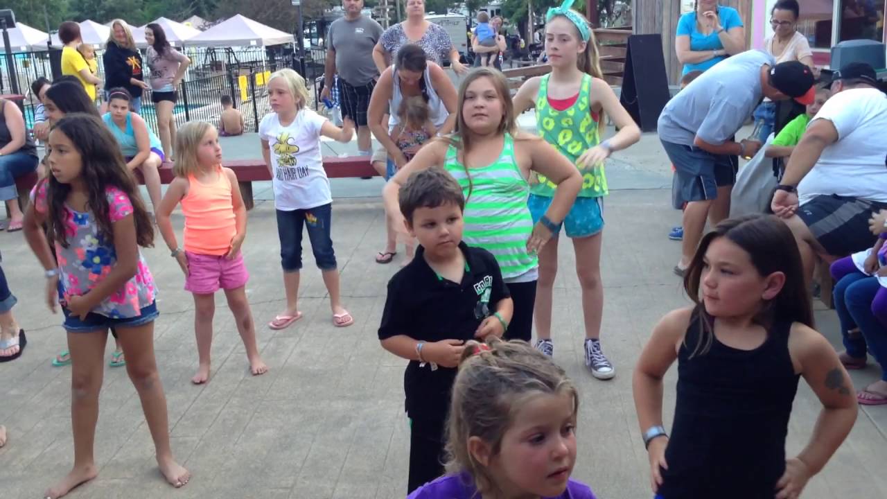Georgie dancing Macarena @ kids show - YouTube