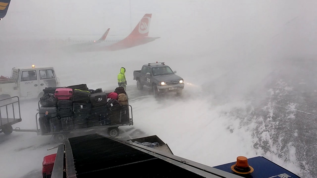 Iceland Keflavik Airport blizzard 2017.01.05 - YouTube