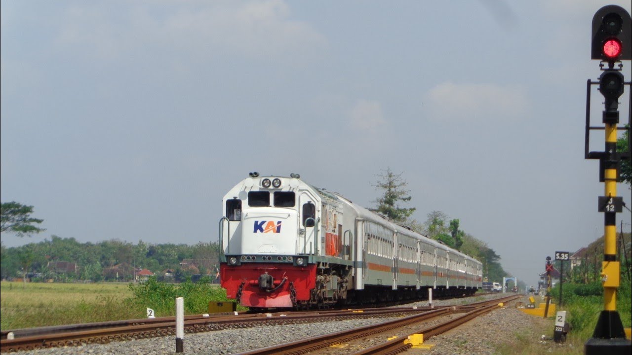 Kereta Api Logawa berjalan langsung ngebut di Stasiun Kedungbanteng ...