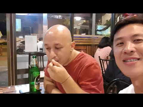 Couchsurfing in Thailand with my turkish guests eating somtum