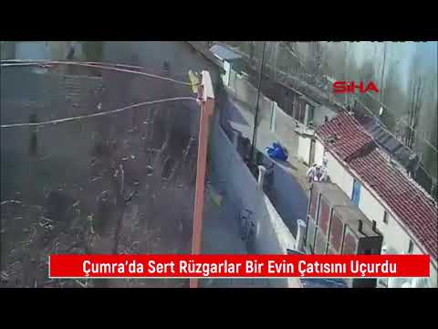 Çumra'da Sert Rüzgarlar Bir Evin Çatısını Uçurdu