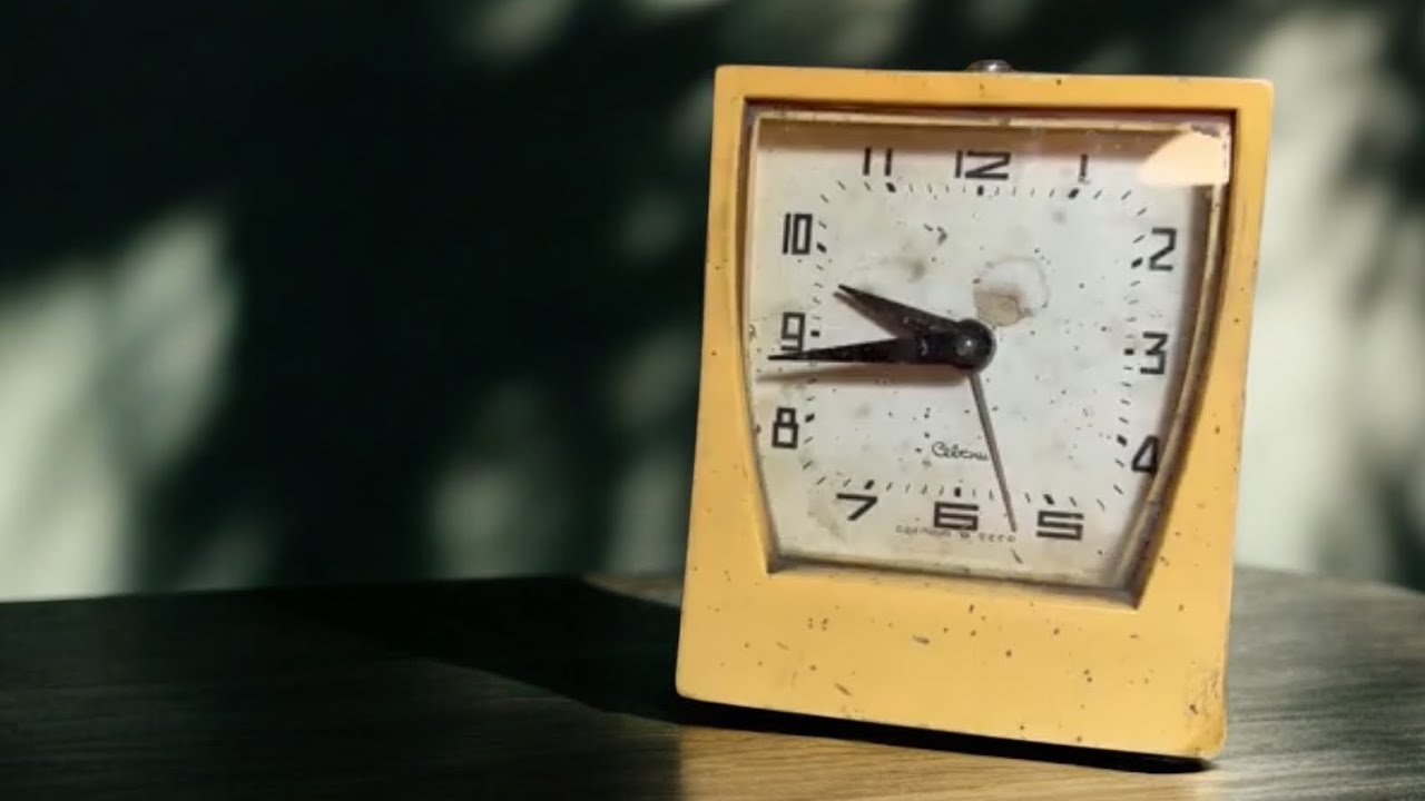 A beer can in an alarm clock from 1957. An old alarm clock in a new ...