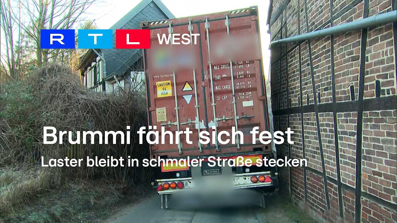 Brummi fährt sich fest - Laster bleibt in schmaler Straße stecken | RTL ...