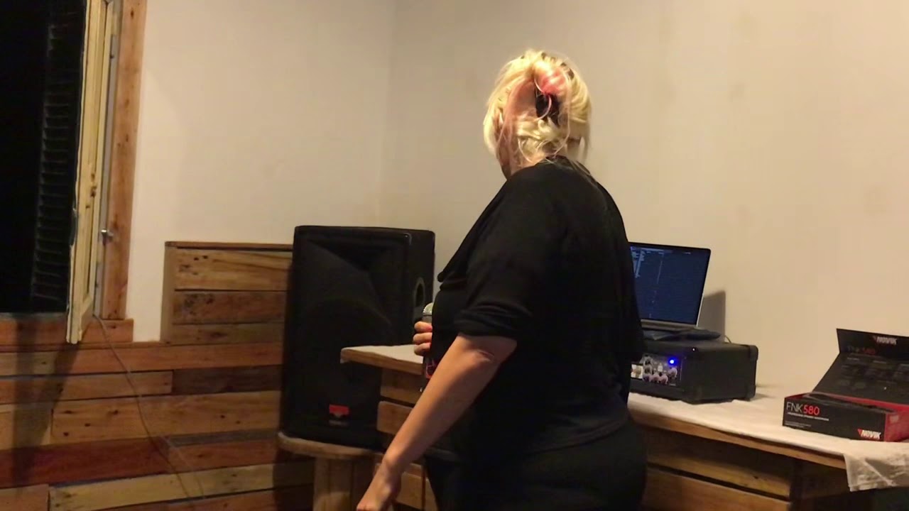 6) La cantante italiana residente en Shangai Alessia Raisi en la granja ...