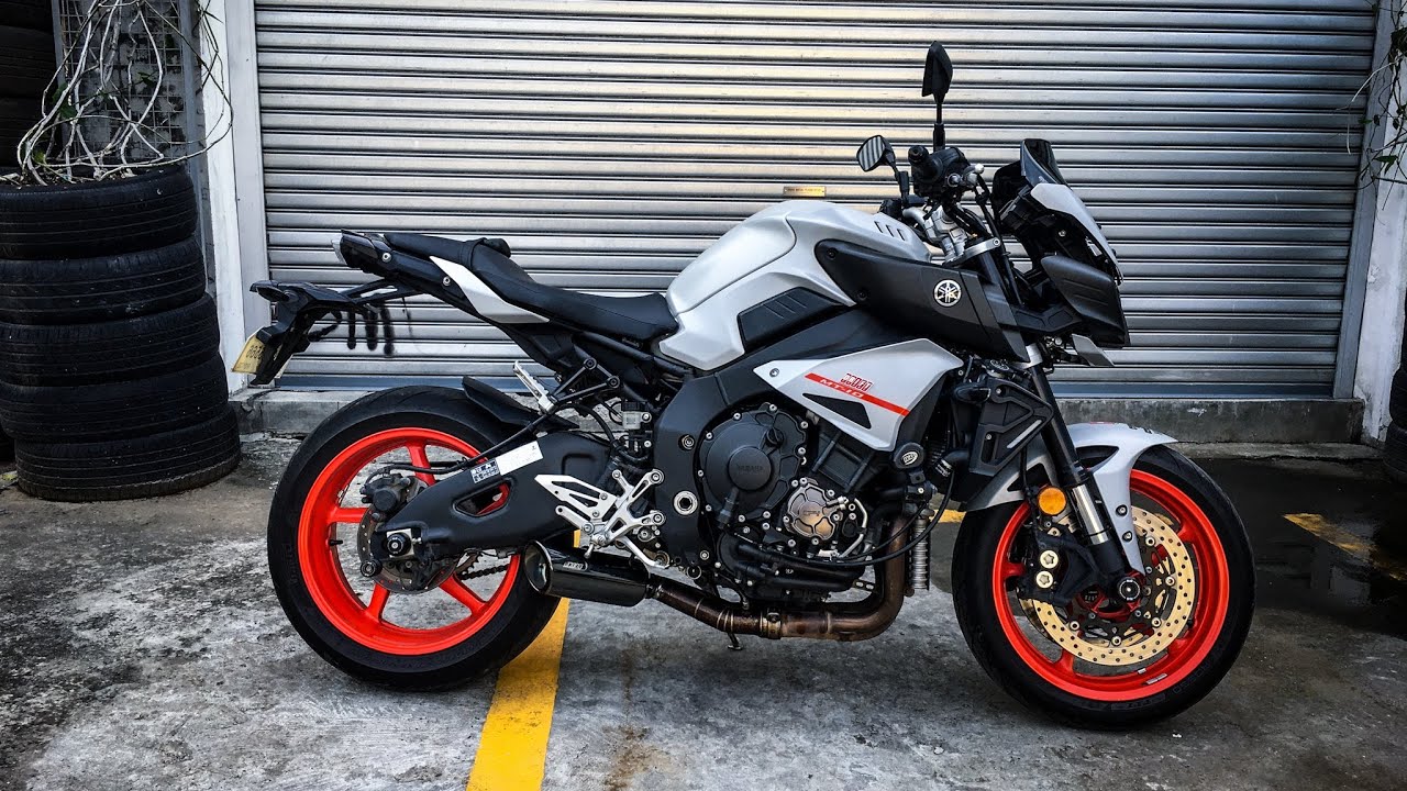 Slip-on exhaust system on a 2019 Yamaha MT10 - YouTube