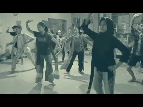 Latihan tari tradisional bersama Sanggar tari Bayu Candra Kirana - YouTube