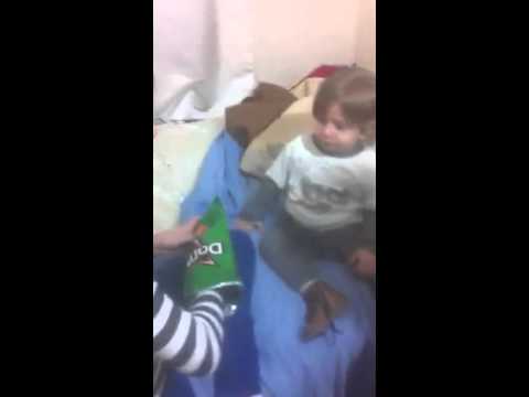 Minik çoçuk kıza tokat atıyor