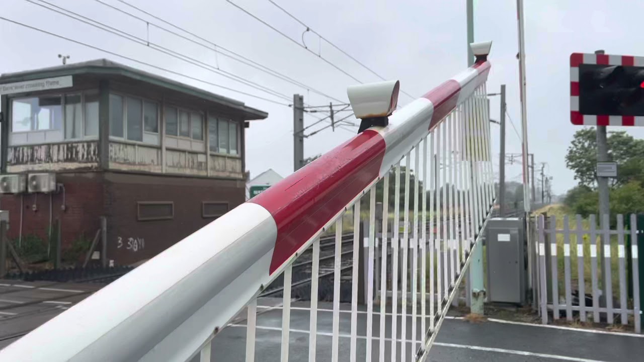 Hest Bank Level Crossing (Lancashire) Thursday 29.07.2021 - YouTube