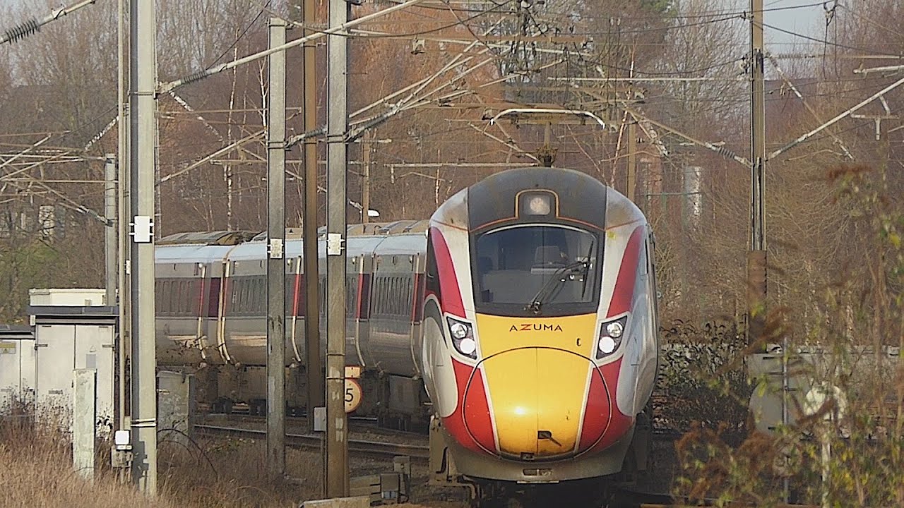 LNER 'Azuma' leaves Darlington (1/1/22) - YouTube
