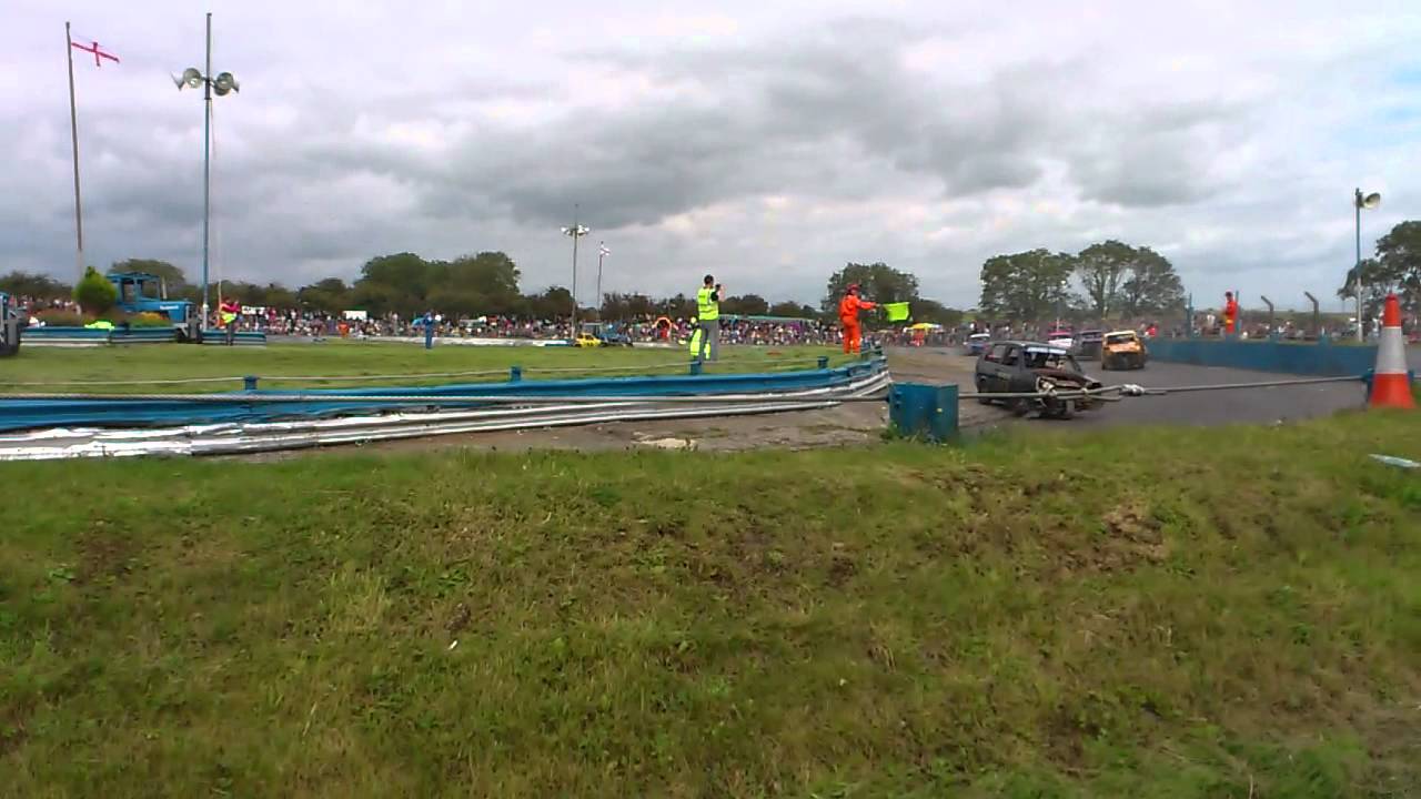 Reliant Robin Racing part one - Mendips Raceway 29.08.11 - YouTube