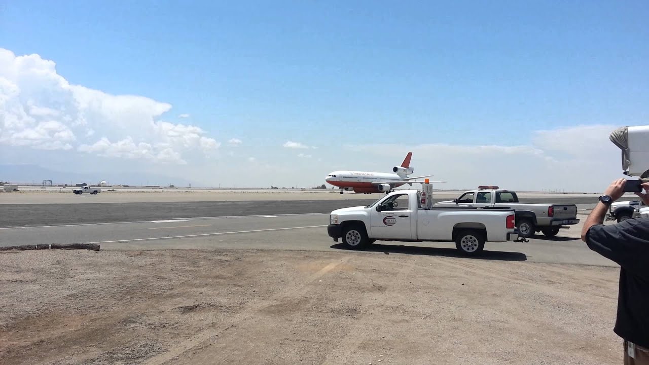 DC-10, Tanker 910, Very Large Air Tanker (VLAT) Landing in ABQ as a ...