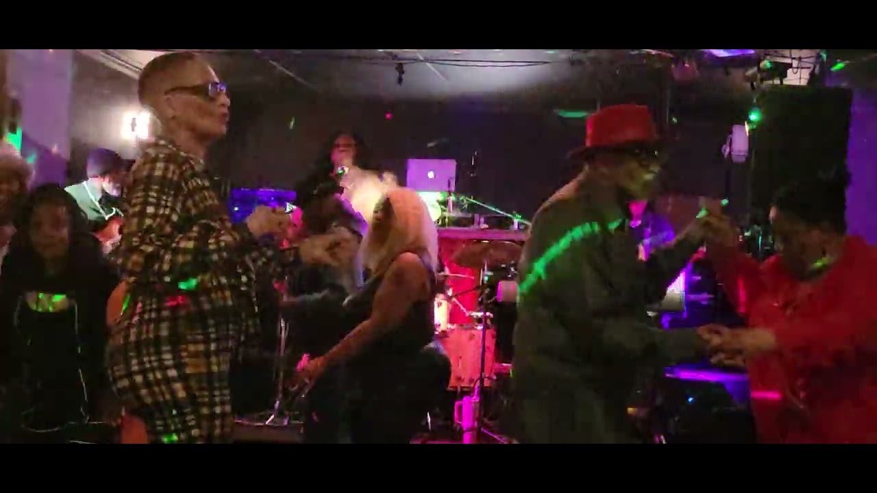 Spot Light Band sings "Sam" at Lamont's Entertainment Complex. - YouTube