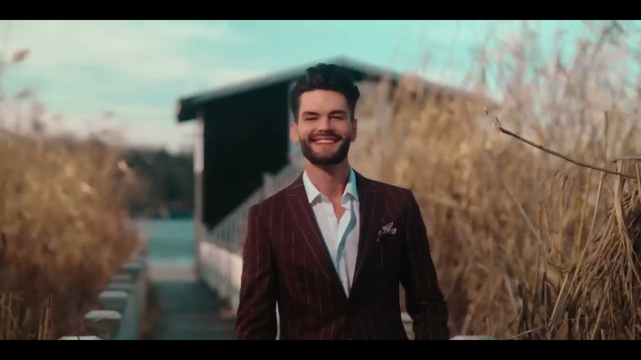 Edward Sanda - Zici Ca Ai Copilarit La Roma | Official Video - YouTube