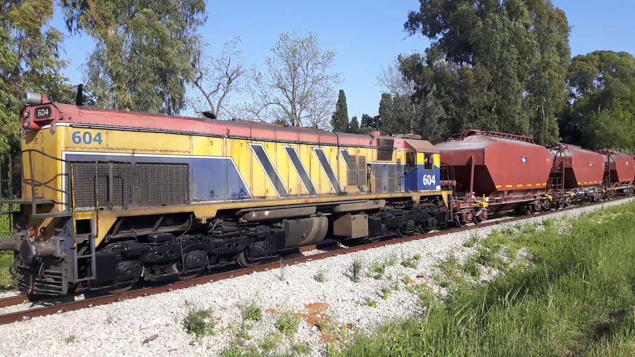 G.M. EMD G26CW hauling grain hoppers .רכבת משא עם קרונות גרעינים - YouTube