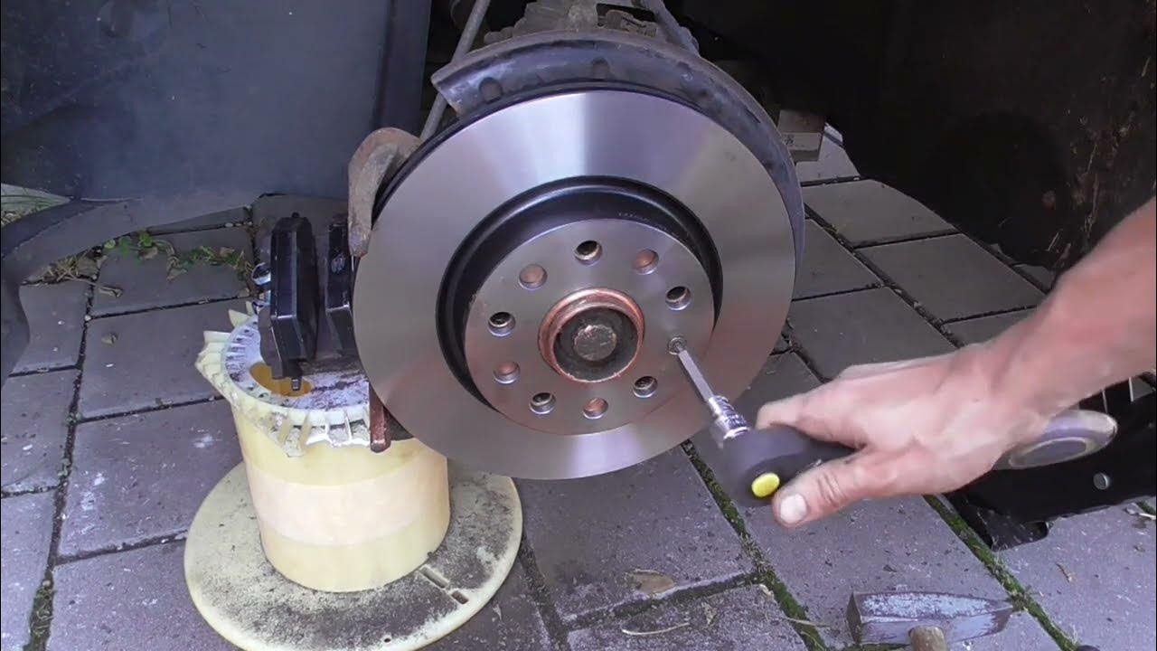 Výměna předních brzdových destiček a kotoučů na škoda Octavia 2 Tour 1Z3 na koleně - YouTube