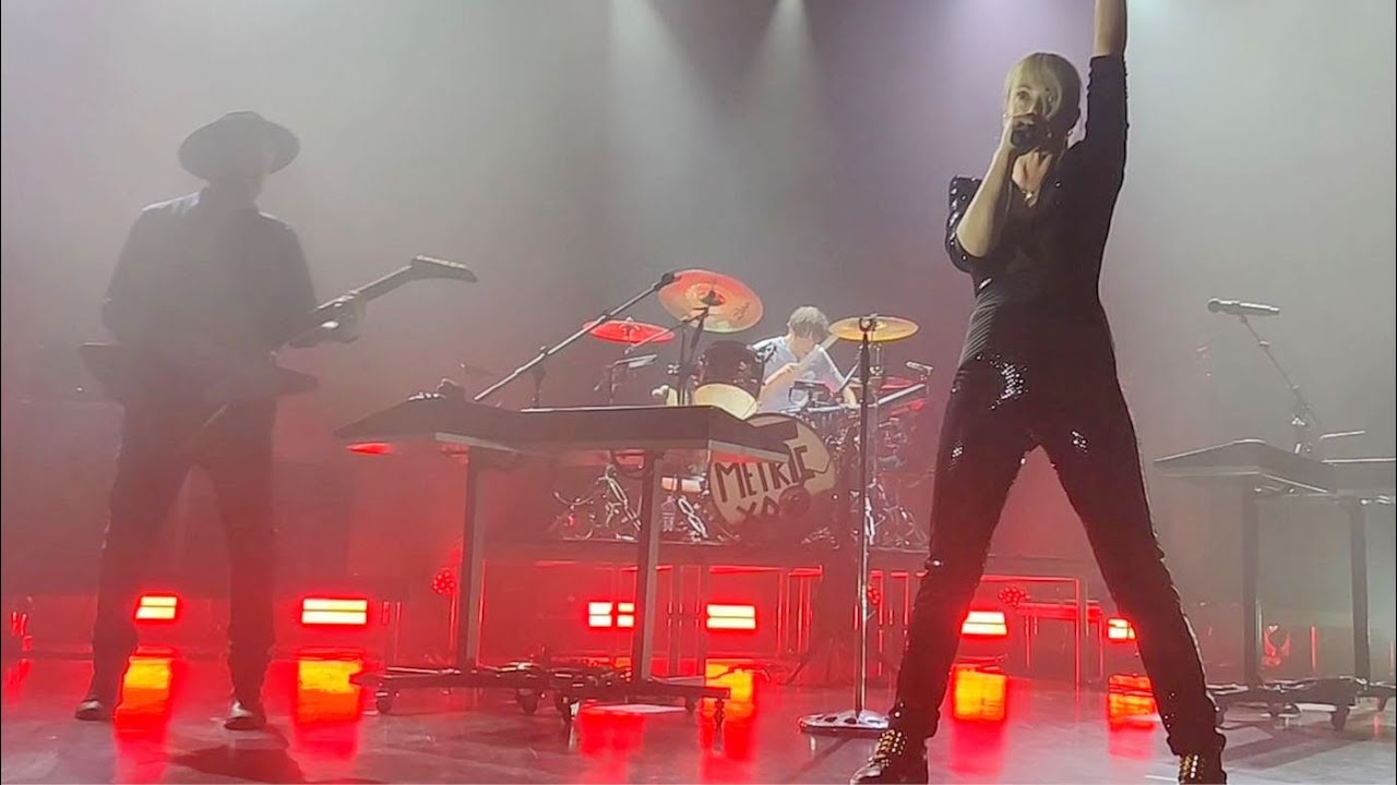 METRIC - Monster Hospital - Live @ Paris / Trianon (02/2023) - YouTube