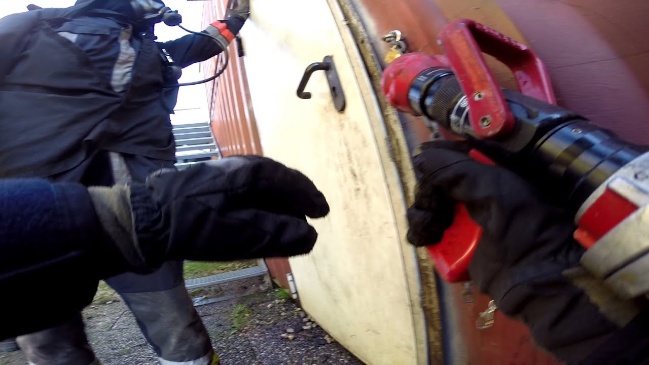 GoPro HD / Feuerwehr im Brandkontainer / Firefighter - YouTube
