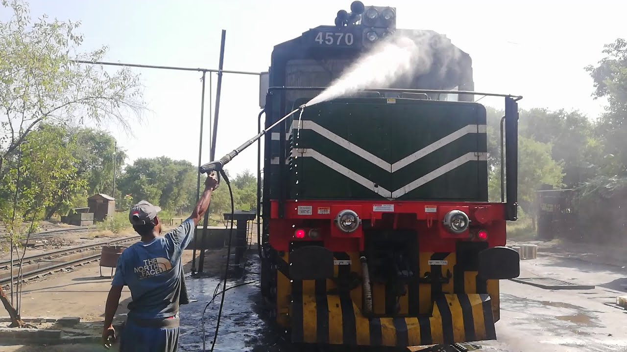 How to wash locomotive? Washing of new American train engine GEU 20 ...