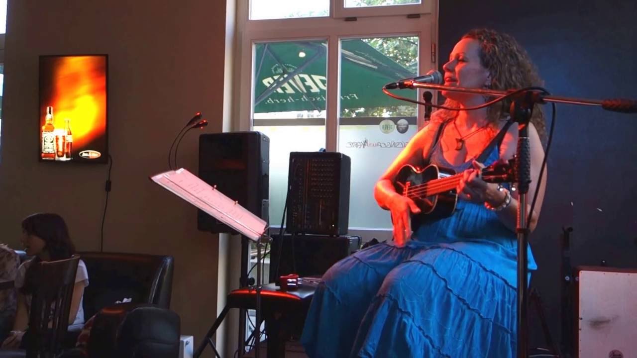 Carolin Roth goes Ukulele: All about that bass - YouTube