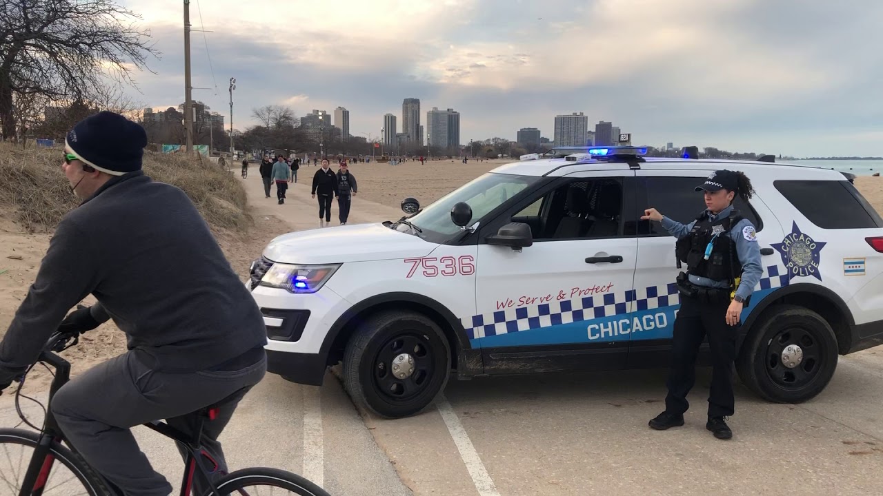 Chicago police shutdown the lakefront path at North Avenue Beach. - YouTube