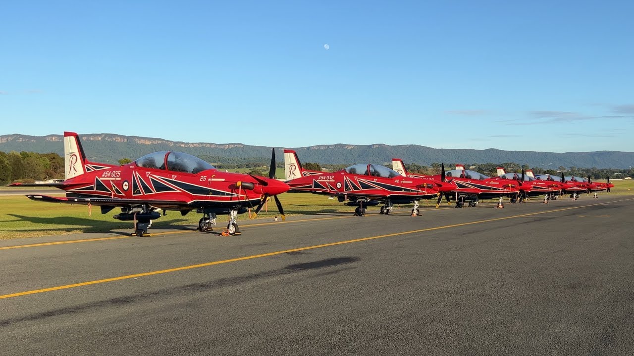 The PC-21 Fleet of RAAF Roulettes Aerobatic Demonstration Team - YouTube