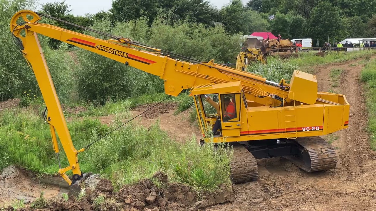 Machine with moving counterweight: Priestman VC20 - YouTube