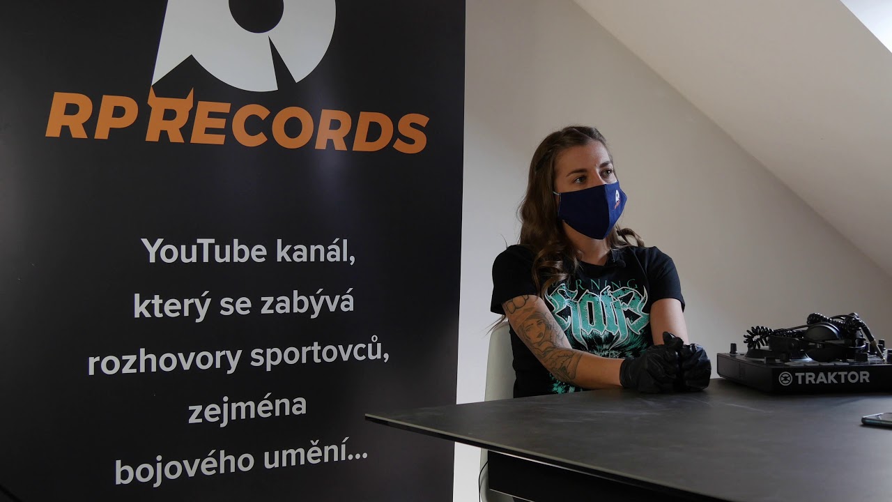 Silvia Dellai, bývalá herečka filmů pro dospělé, DJka a Kuchařka - YouTube