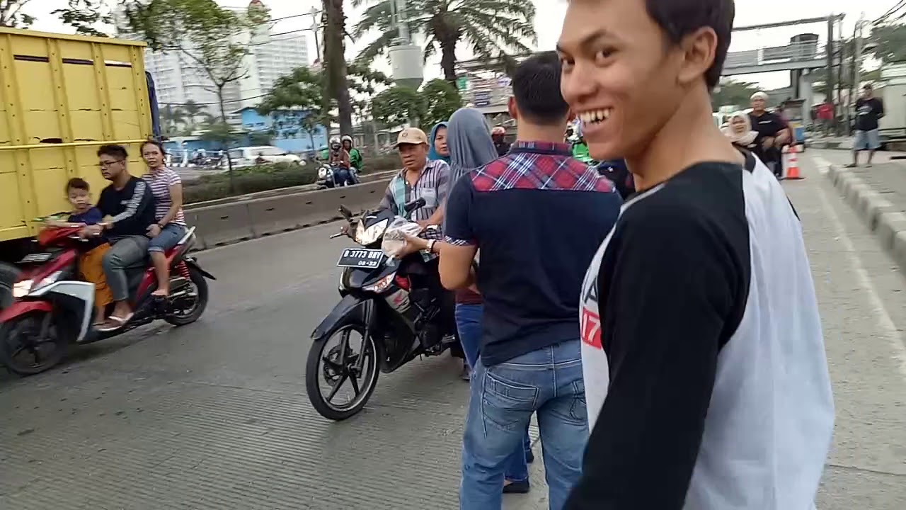QYS GYM berbagi Taq'jil Ramadhan 2018 - YouTube