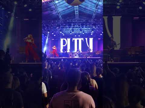 maravilhosa Pitty no canal 2 no show na praia um mar de gente # ...