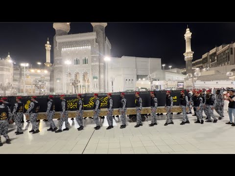 MERINDING DETIK DETIK CEREMONY PERGANTIAN KISWAH KA’BAH PARA PETUGAS POLISI MEMBAWA DARI LUAR