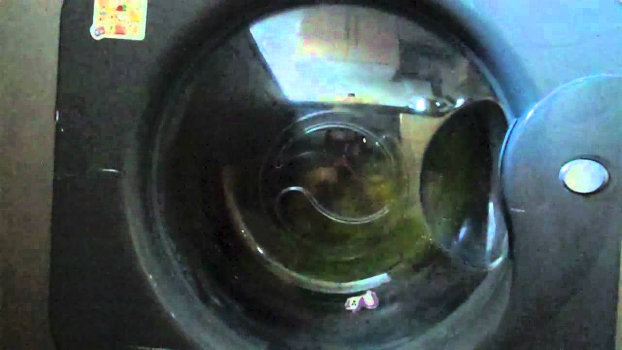 Hotpoint WM74 has a mind of its owen - YouTube