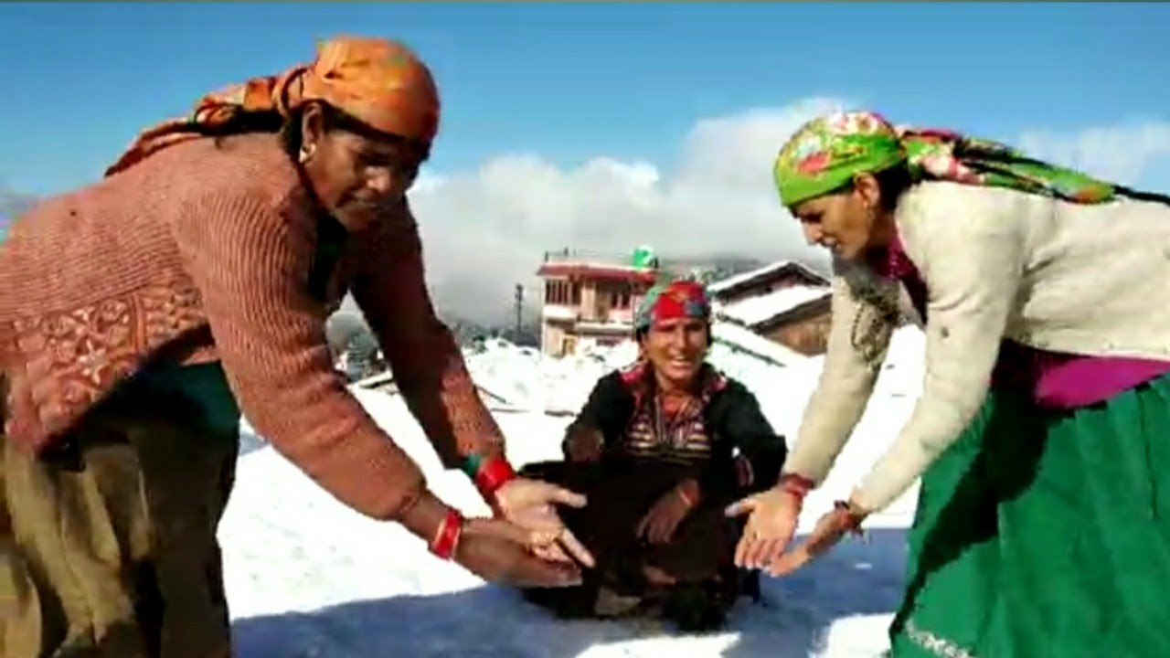 बर्फ में बैठकर पहाड़ी औरतों ने जमाई महफ़िल।। Pahari Traditional Song by ...