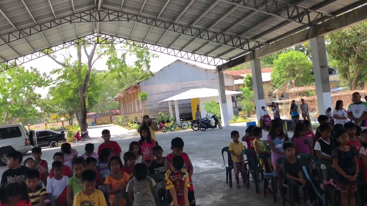 Gift giving to the kids in Luna ,La Union ,Philippines - YouTube