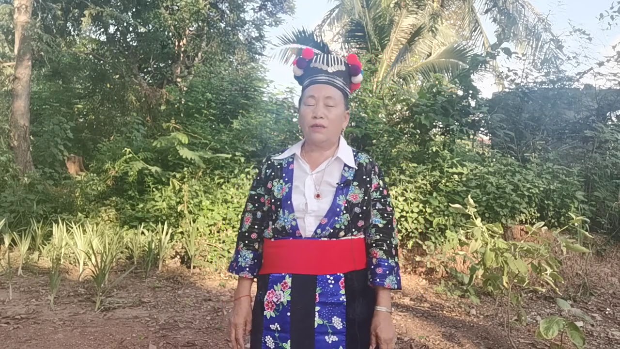 mee xiong hais kwv txhiaj Ius taum ntsuag - YouTube