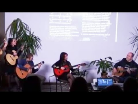 Mokomės groti gitara ir grojame kartu.