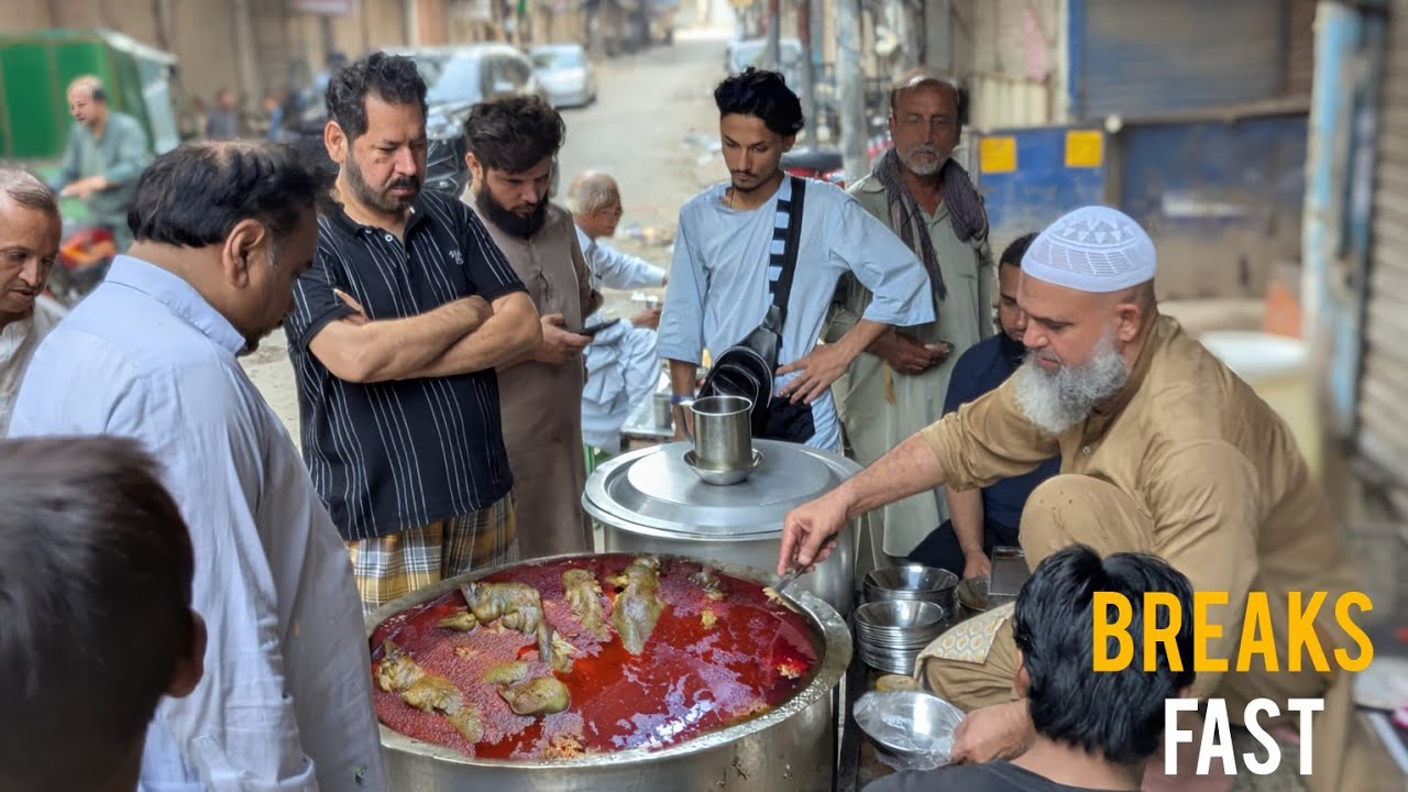 Rs 50 YEAR'S OLD BREAKFAST! PAKISTANI SIRI PAYE BEST MUTTON PAYA ...